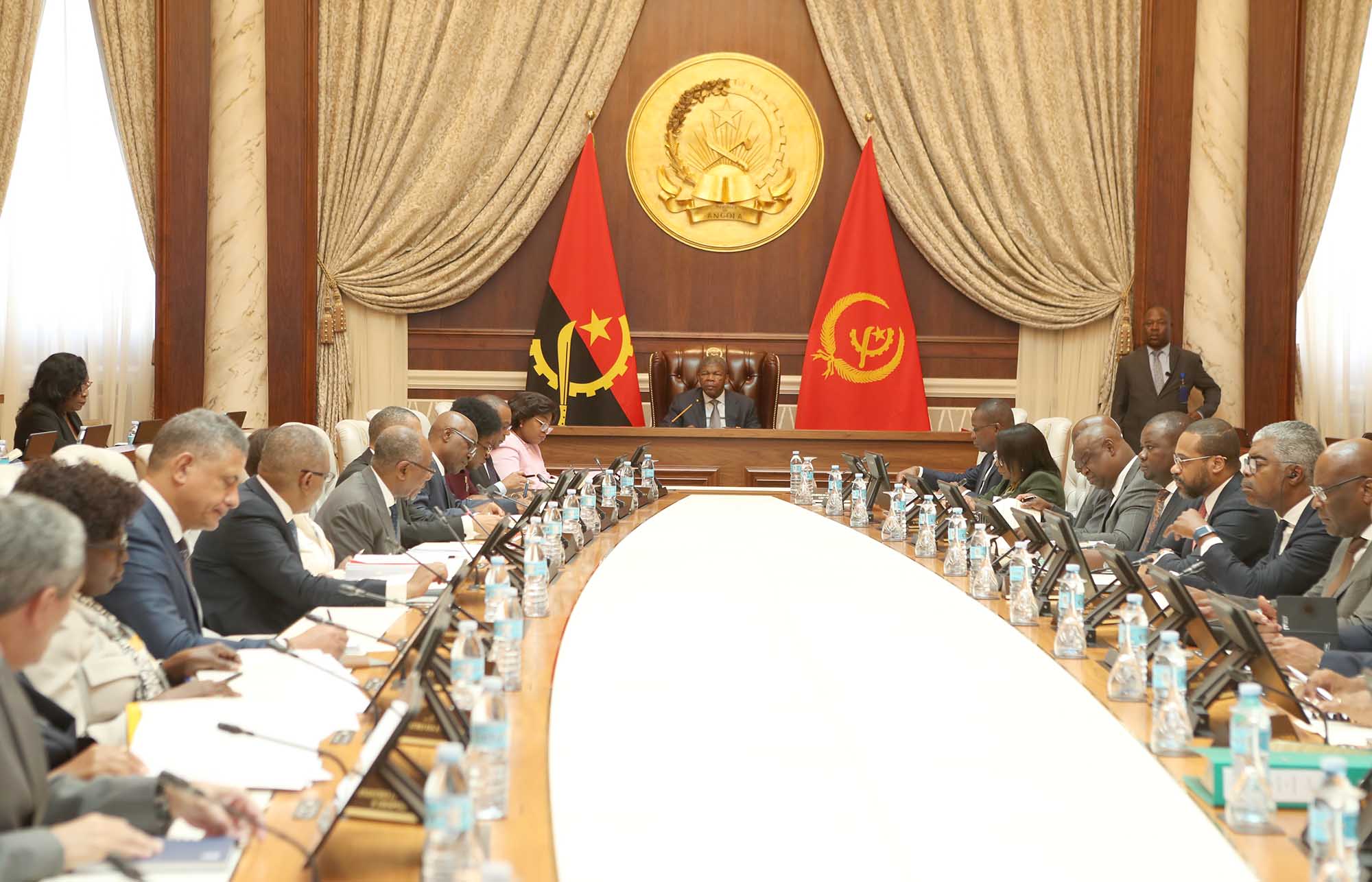 Tabela salarial da função pública é analisada pelo governo - Angola Viva